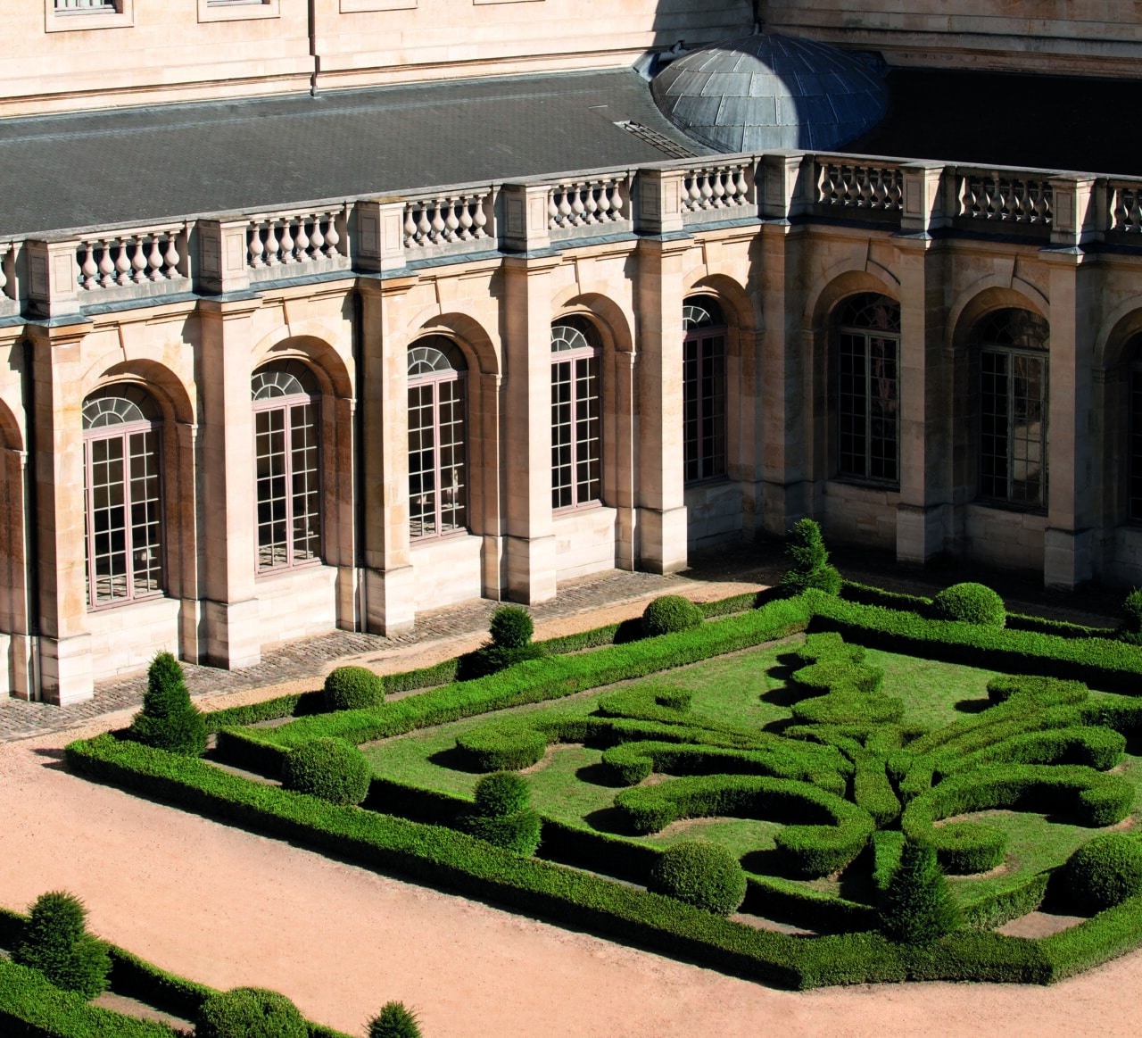 LES JARDINS CULTURELS DIOR JARDIN DU CLOÎTRE – GRANDE CHANCELLERIE ...